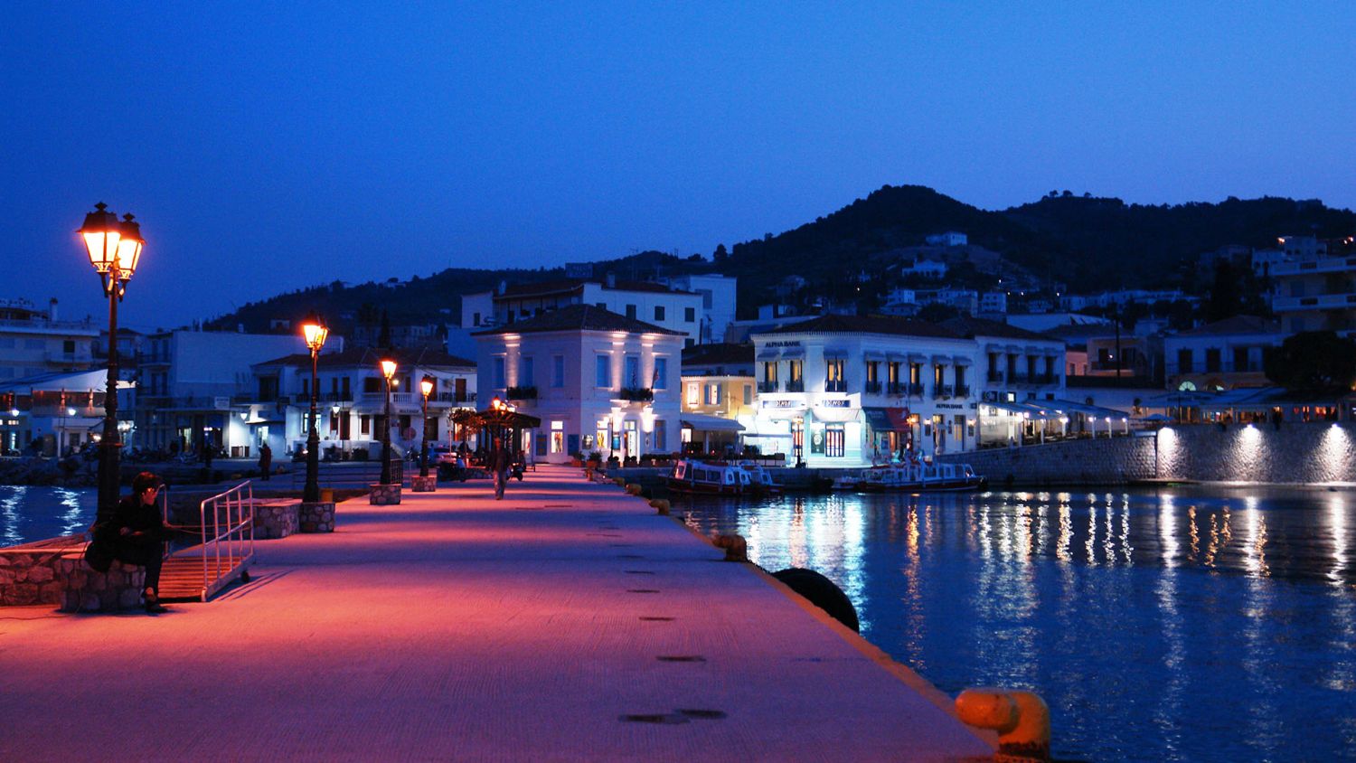 10 top μέρη για νυχτερινή ζωή στις Σπέτσες! - Frapress